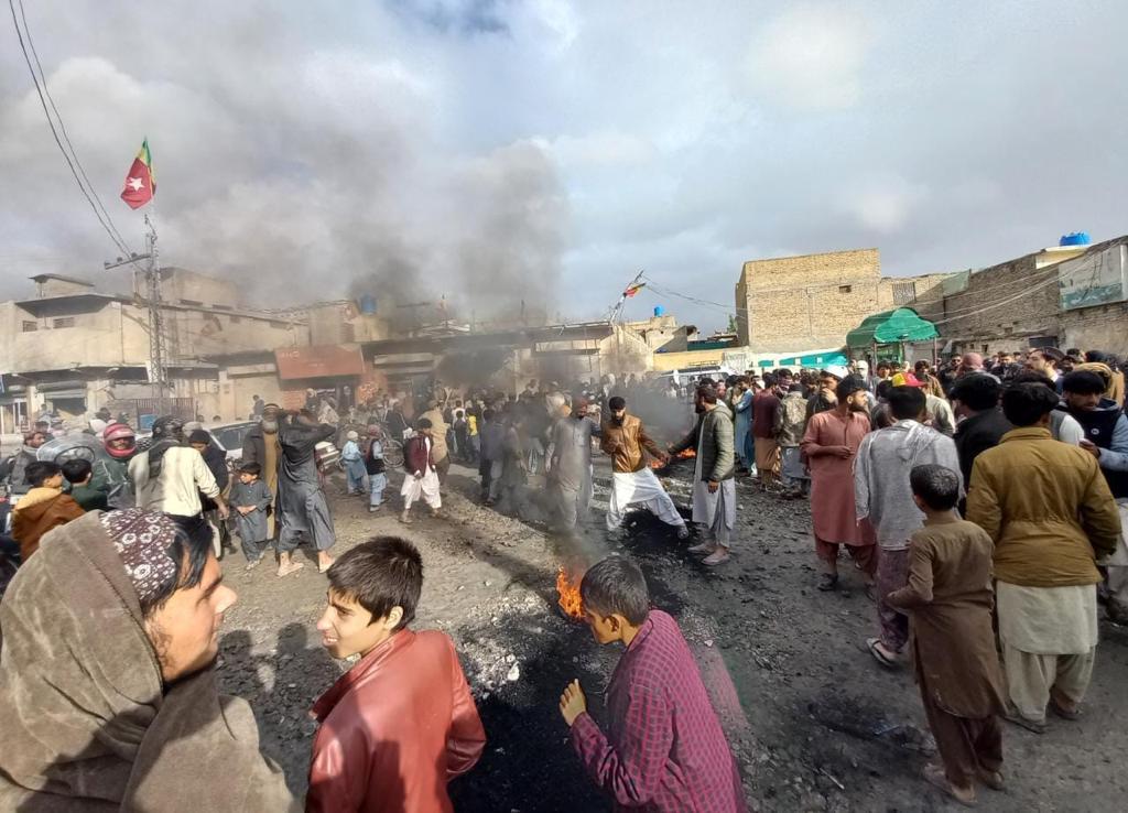Protesters block road against gas load shedding in Quetta